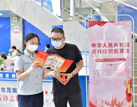 茂南办税服务厅里典燃学习热情 宣传 杨金凤 茂南区