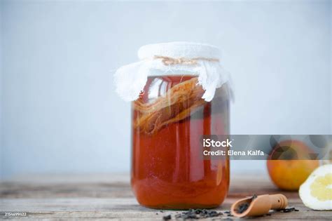 유리병에 담긴 수제 발효 콤부차 차와 나무와 회색 배경의 유리 컵 Kombucha에 대한 스톡 사진 및 기타 이미지 Kombucha 기포 갈색 Istock
