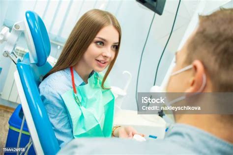 남성 의사 옆에 치과의 자에 앉아 아름 다운 감정적인 소녀 치과 안정제 투여에 대한 스톡 사진 및 기타 이미지 안정제 투여 아이 치과 의사 Istock