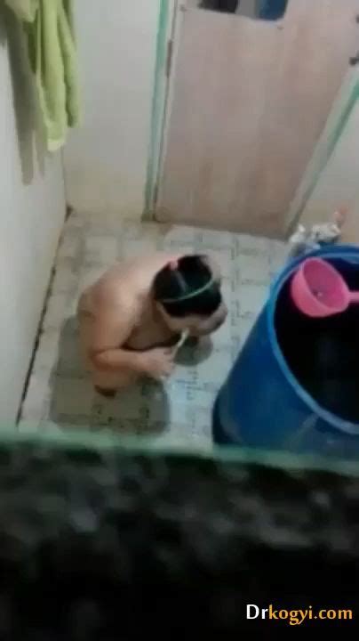 ရေချိုးချောင်းရိုက်အန်တီမမကြီးတွေ Myanmar Sex Story