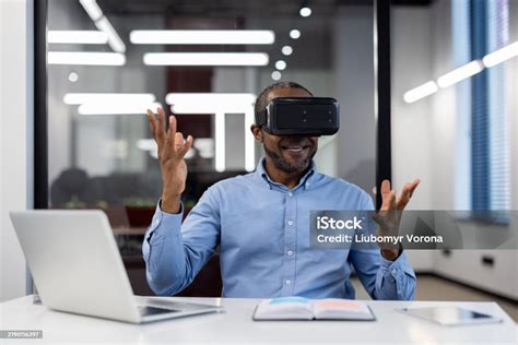 성숙한 아프리카계 미국인 사업가가 사무실 환경에서 가상 현실을 경험하고 Vr 기술을 사용하여 비즈니스 전략과 창의성을 향상시킵니다 헤드셋으로 몰입형 혁신에 참여합니다 가상