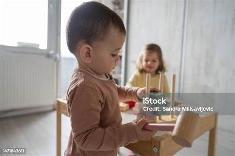 두 명의 유아 한 소년과 한 소녀가 집에서 나무 장난감을 가지고 노는 것 몬테소리 아이들 초기 어린이 개발 및 학습 개념 18 23 개월에 대한 스톡 사진 및 기타 이미지