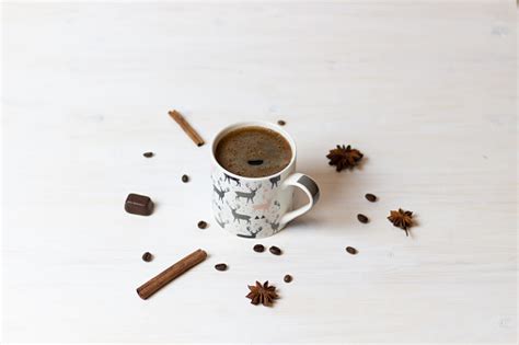 겨울 사슴 프린트 계피 스틱 스타 아니스 흰색 배경에 커피 콩커피 한 잔 갈색에 대한 스톡 사진 및 기타 이미지 갈색 검은색 겨울 Istock