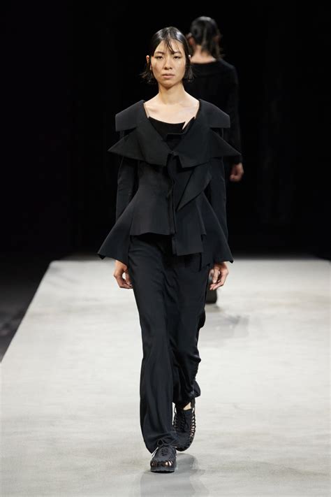 山本耀司 Yohji Yamamoto 2023春夏高级成衣秀 Paris Spring 2023 天天时装 口袋里的时尚指南