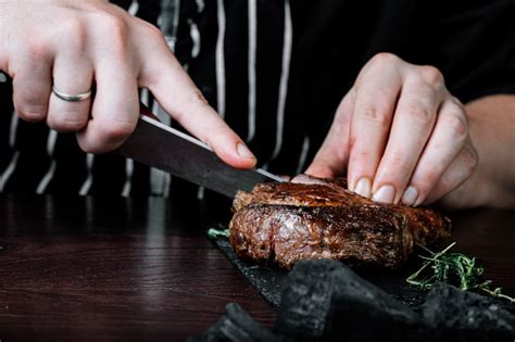 어두운 배경에서 샐러드 접시에 스테이크를 절단 하는 손 고기에 대한 스톡 사진 및 기타 이미지 고기 굽기 꽃등심 스테이크 Istock