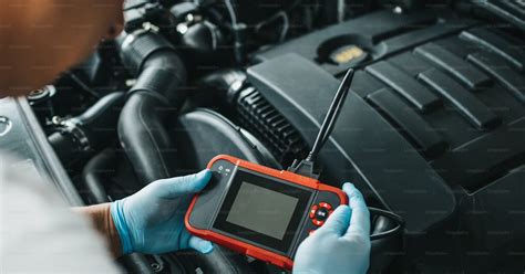 오류 추적 및 진단을 위해 노트북 컴퓨터를 사용하는 자동차 정비사의 클로즈업 샷 사진 Unsplash의 온라인 데이트 이미지