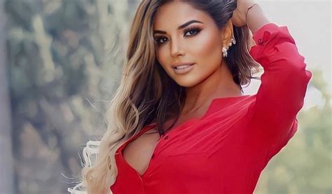 Aleida N Ez En Fotos Posa Como Una Reina Desde El Agua