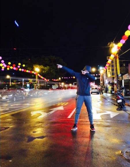 楊鳴、趙繼偉微博曬台灣夜市照 壹讀