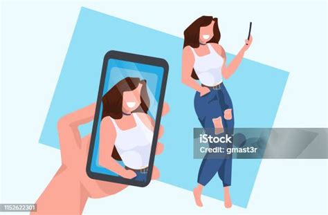 캐주얼 여자 스마트 폰 카메라 손에 Selfie 촬영 화면에 사진과 함께 핸드폰을 들고 휴대 전화 여자 만화 캐릭터 평면 전체 길이 수평 포즈 개념에 대한 스톡 벡터 아트
