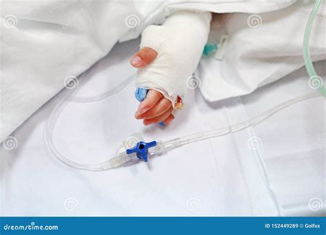 Sluit Omhoog Babyhand Op Het Bed Van De Pati Nt In Het Ziekenhuis Met Zoute Intraveneus Baby Bij