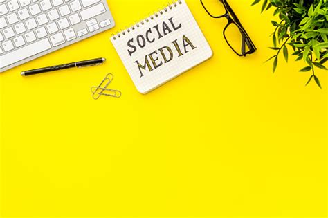 노트북으로 소셜 미디어 트렌드 개념 사무실 작업장 플랫 레이 0명에 대한 스톡 사진 및 기타 이미지 0명 개념 검색 Istock