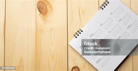 복사 공간 비즈니스 회의 일정 여행 계획 또는 프로젝트 목표 및 미리 알림 아이디어가있는 나무 테이블에 달력 0명에 대한 스톡 사진 및 기타 이미지 Istock