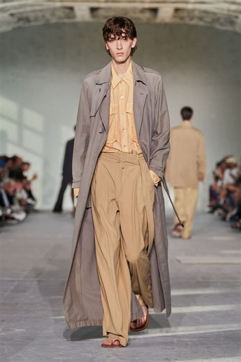 Dries Van Noten 以流暢剪裁與色彩組合重塑男士風格，演繹一種年輕的優雅｜spring Summer 2024 Menswear