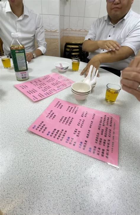 日商日常 駐台日本人吃飯前的儀式 我你各位一定要擦得這麼仔細嗎 ω 總經理你永遠不知道有多少人漱過しゃぶる這雙筷子