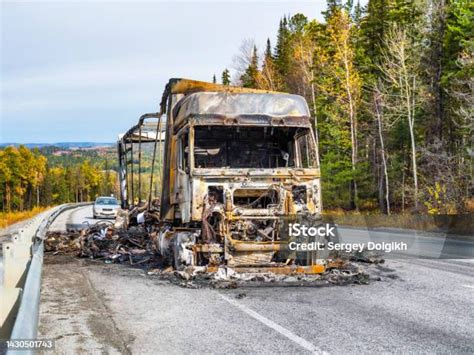 불에 탄 차 차량 화재를 막고 불을 뿜습니다 연소 된 자동차 자동차 화재 단락 방화 연기로 인한 차량 화재 화재 피해 자동차 불에 대한 스톡 사진 및 기타 이미지 Istock