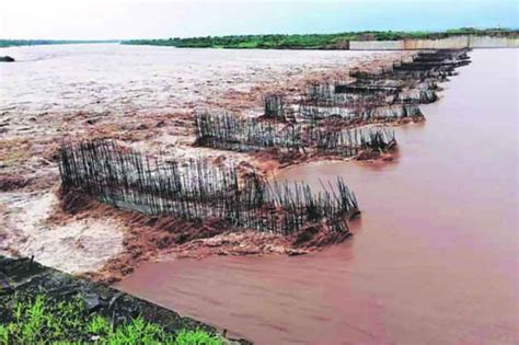 महाराष्ट्राचे पाणी गुजरातकडे Marathi News Maharashtras Water To Gujarat Abn 97 Latest