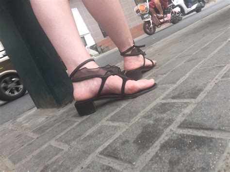 亡命街拍 On Twitter 亡命原创：上班路上见到的学生妹，白的发光的脚脚！电报已更新，喜欢私信进群了 街拍 美足 美脚 偷拍