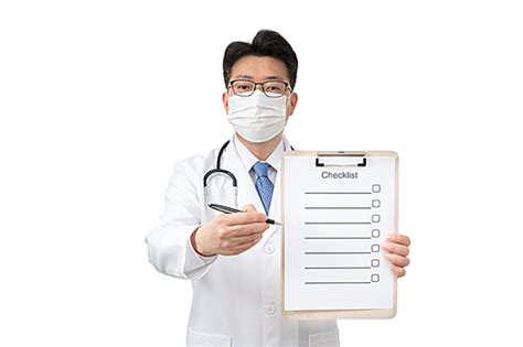 유토이미지 체크리스트를 들고 있는 남자 의사