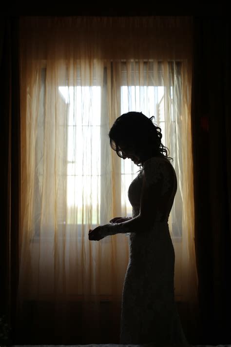무료 사진 혼자 젊은 여자 우울증 감정 슬픔 어둠 침실 그림자 창 커튼