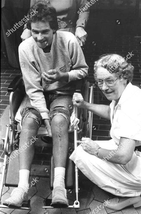 Fotos De Barry Sheene Leaves Shires Hospital After Foto Stock Editorial Imagem Stock