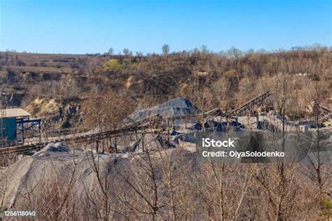 바위 분쇄기 기계 분쇄 기계 화강암 채석장에서 분쇄 화강암 자갈 돌을 전달 분쇄 된 돌과 자갈가공 공장 광산 장비 0명에 대한 스톡 사진 및 기타 이미지 Istock