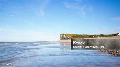 노르망디 앳 벨레트 쉬르 메르 썰물 때 화창한 날에는 조약돌 해변과 도시의 절벽을 볼 수 있습니다 0명에 대한 스톡 사진 및 기타 이미지 Istock