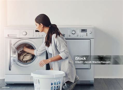 여성 바구니 및 세탁기는 가정에서 먼지 제거 위생 및 직물 관리와 함께 세탁합니다 소녀 린넨 용기 및 유지 보수 가사 및 직물로 옷을 청소하기위한 가전 제품 기계류에 대한