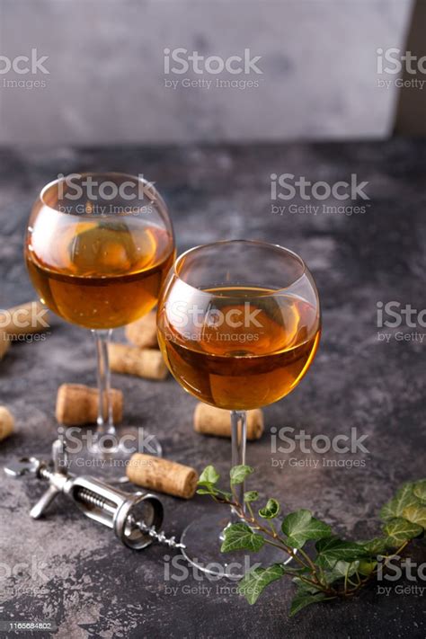 텍스처 배경에 화이트 와인두 잔 공간을 복사합니다 텍스트에 배치합니다 0명에 대한 스톡 사진 및 기타 이미지 0명 감기와 독감 개념 Istock