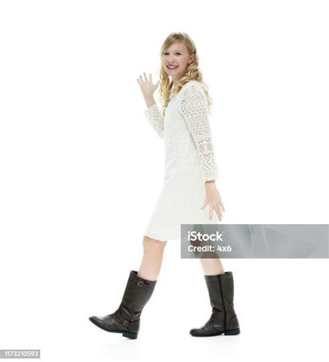 전체 길이측면 보기프로필 보기 1011 세 아름 다운 금발 머리긴 머리 백인세대 Z 젊은 여자여성 십 대 소녀 앞을 걷고 흰색 배경 착용 부츠 누가 미소행복쾌활 한시원한