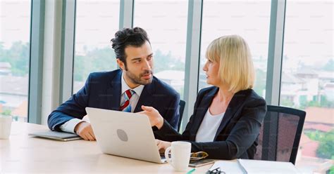 두 명의 사업가가 사무실 회의실에서 프로젝트 전략에 대해 이야기합니다 사업가는 재무 데이터 보고서에 대한 대화와 조언을 하면서 현대 직장에서 동료와 프로젝트 계획에 대해