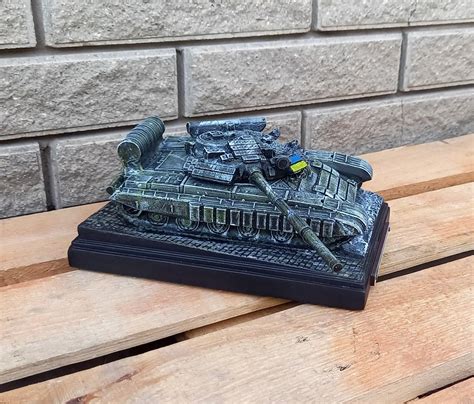 Купить Статуетка Танк Т64 БВ з гіпсу ручної роботи Патріотичний сувенір та подарунок розмір