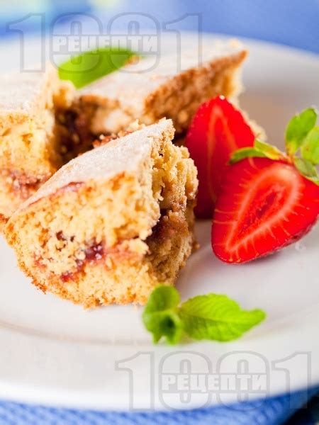 Бърз и вкусен маслен сладкиш кекс без мляко със сладко от ягоди или мармалад по средата