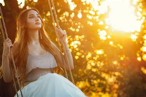 여름 자연 Ar 일몰에 로프 스윙에 긴 머리를 스윙 아름다운 소녀 젊은 여자는 나뭇가지 레저 활동 라이프 스타일 개념 사이에서 비행을 즐길 수 나무에 대한 스톡 사진 및