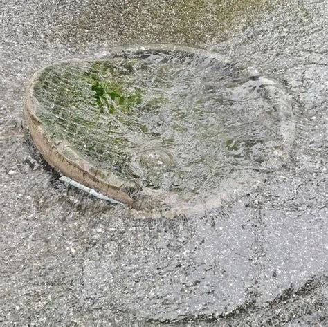 奇观昆仑路宾阳新桥路段惊现多个泉眼到底咋回事 网友 电动车 摩托车
