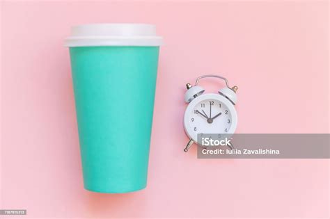 핑크 파스텔 컬러풀한 배경에 고립된 심플 플랫 레이 디자인 블루 페이퍼 커피 컵과 알람 시계 개념에 대한 스톡 사진 및 기타 이미지 Istock