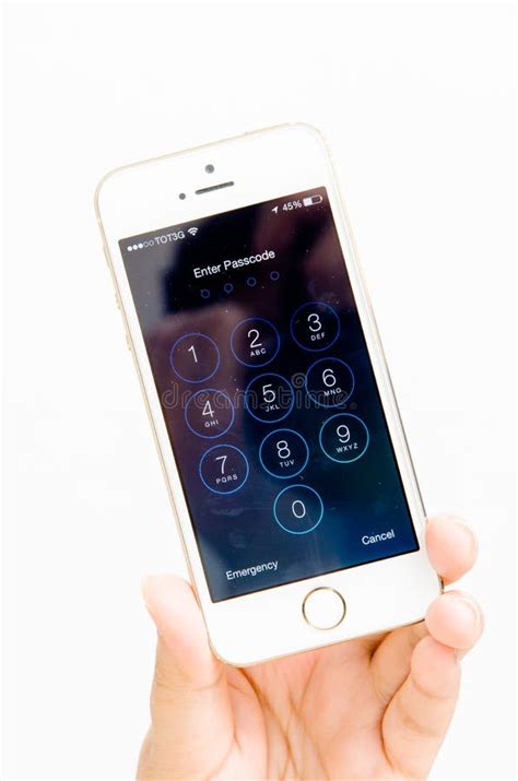 Apple Iphone 5 Enter Passcode Screen Editorial Image Image Of Editorial Human 38403425