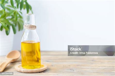 병에 올리브 오일 숟가락과 흰색 배경에 나무 테이블에 냄비에 꽃 공간을 복사합니다 0명에 대한 스톡 사진 및 기타 이미지 0명 건강한 생활방식 건강한 식생활 Istock