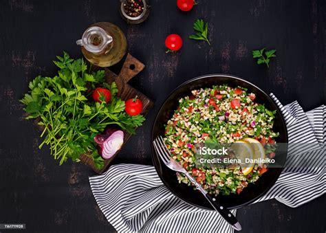 타불레 샐러드 전통적인 중동 또는 아랍 요리 파슬리 민트 벌거 토마토와 레반틴 채식 샐러드 맨 위 보기 0명에 대한 스톡 사진 및 기타 이미지 Istock