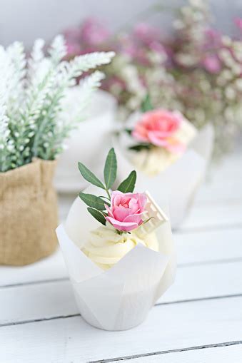 흰색 버터 크림과 활기찬 분홍색 장미와 여러 컵 케이크와 머핀 흰색 나무 테이블에 장미 발렌타인 데이 또는 어머니의 날 선물 소박한 스타일 0명에 대한 스톡 사진 및 기타