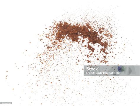 레드 핫 칠리 비행 폭발 레드 그레인 칠리 폭발 추상 구름 비행 공기에 아름 다운 완전한 씨앗 쌀쌀한 스플래시 음식 개체 디자인 선택적 초점 동결 샷 흰색 배경 격리 고추