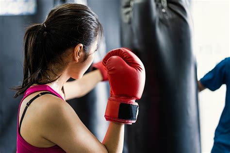 젊은 성인 여자 복싱 체육관에서 중반 성인 코치와 함께 훈련 권투 스포츠에 대한 스톡 사진 및 기타 이미지 권투 스포츠 일본 일본 민족 Istock