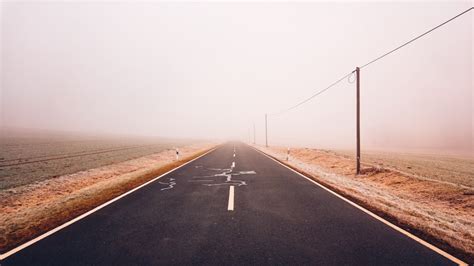 낮에는 텅 빈 도로 사진 Unsplash의 무료 아스팔트 이미지