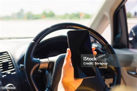 고속도로 교통 및 차량 개념에서 작업하는 동안 아침에 차를 운전하는 동안 자동차 내부와 휴대 스마트 폰 빈 화면을 들고 손을 사용하여 아시아 여성 교통수단에 대한 스톡 사진