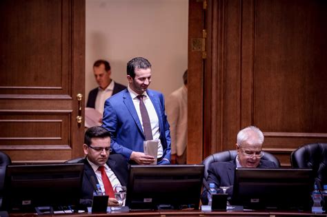 Од 85 тата седница на Владата на Република Македонија За 5 се зголемуваат платите на