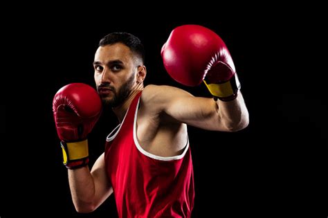 검은 색 배경에 고립 된 빨간색 유니폼 훈련에서 한 전문 복서의 자른 초상화 펀칭 권투 스포츠에 대한 스톡 사진 및 기타 이미지 권투 스포츠 남자 펀칭 Istock
