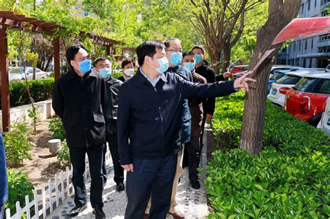 中国外文局局领导检查局大院春季绿化工作 中国外文出版发行事业局