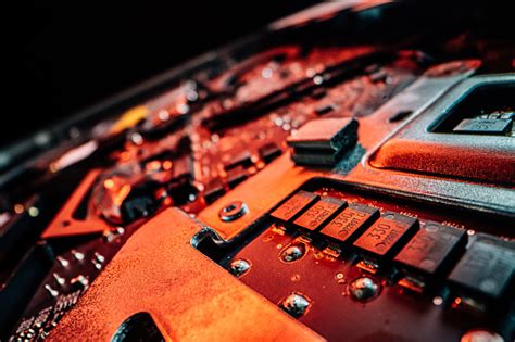 극적인 네온 컬러 조명아래 회로 기판 및 구성 요소를 보여주는 데스크톱 컴퓨터의 내부에 컴퓨터 칩의 매크로 클로즈업 샷 0명에 대한 스톡 사진 및 기타 이미지 Istock