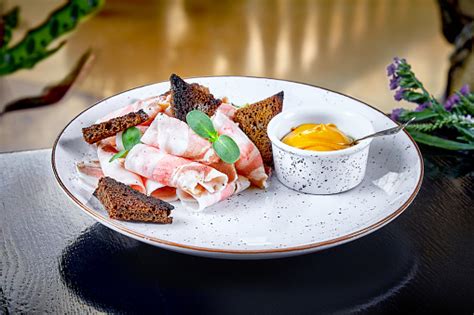 호밀 빵과 겨자를 곁들인 소금에 절인 베이컨 덩어리 건강에 해로운 간식 전통적인 우크라이나 요리 살라또는 라드는 흰 접시에 토스트와 겨자와 함께 제공됩니다 공간을 복사합니다