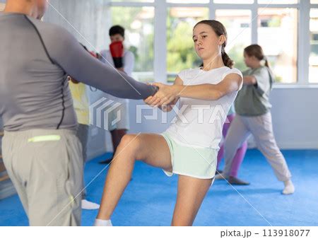 Teenage Girl Kicking Instructor In Groin Duringの写真素材 113918077 Pixta