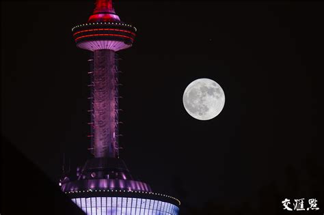 “超级月亮”现身南京夜空